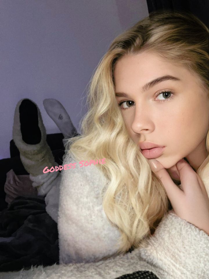 Doing a quick tease in the pose before I sleep 😚 | Scrolller