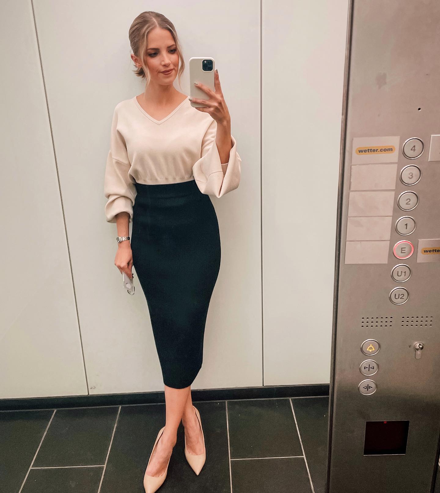 Elevator Selfie | Scrolller