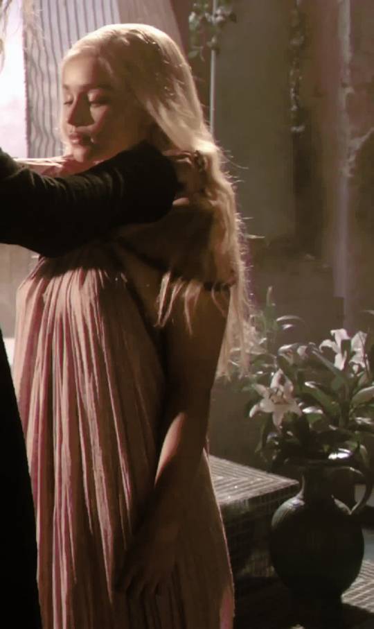 Emilia Clarke Scrolller