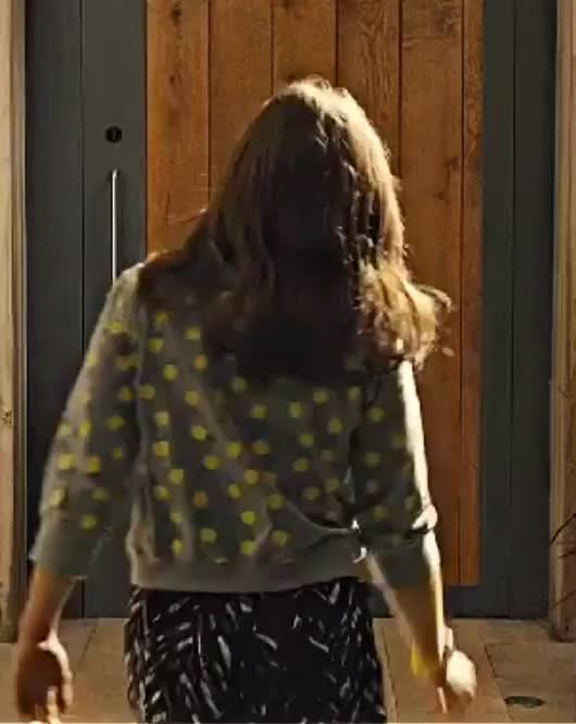 Emilia Clarke is draggin a wagon | Scrolller