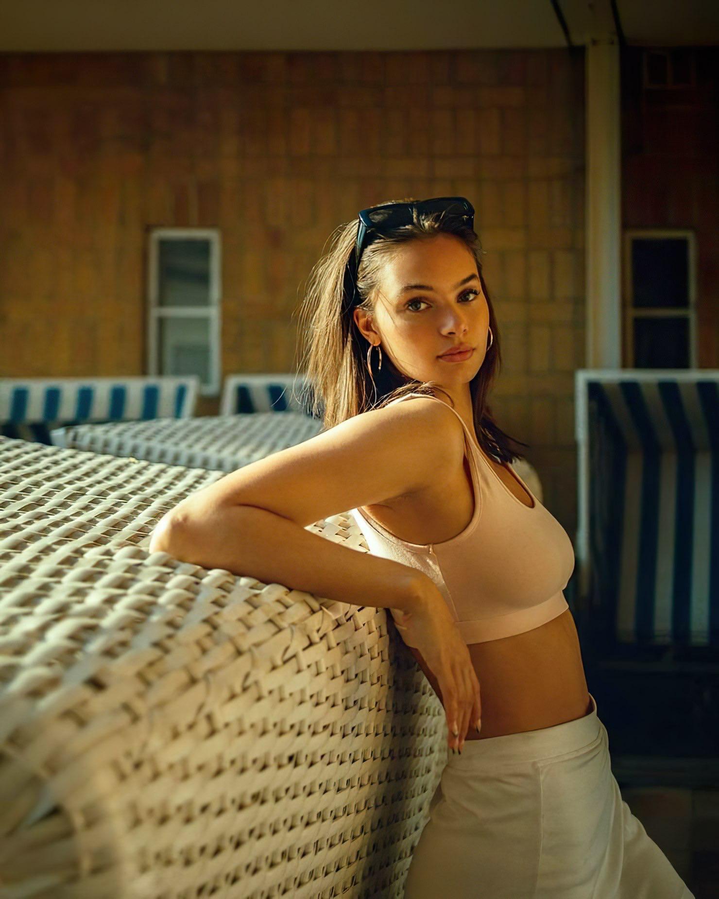 Emma Aurora | Scrolller