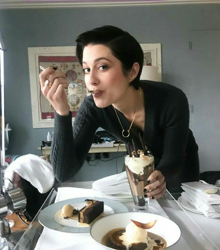 Enjoying desserts | Scrolller