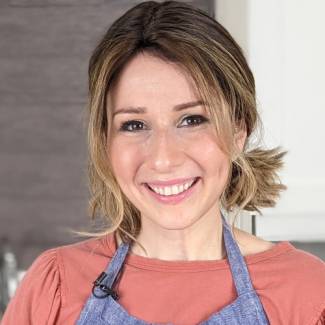 Esty Wolbe, internet chef who demos recipes and shills for Kosher.com | Scrolller