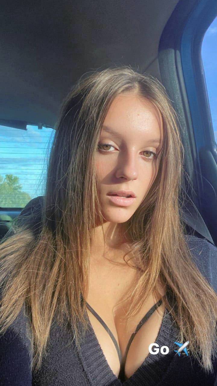 Eve Naswakya | Scrolller