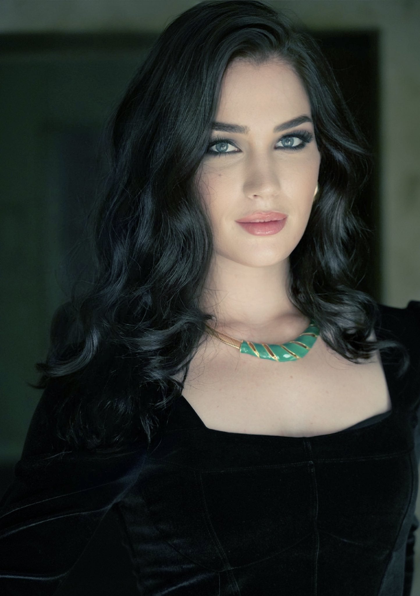 Evelyn Claire | Scrolller