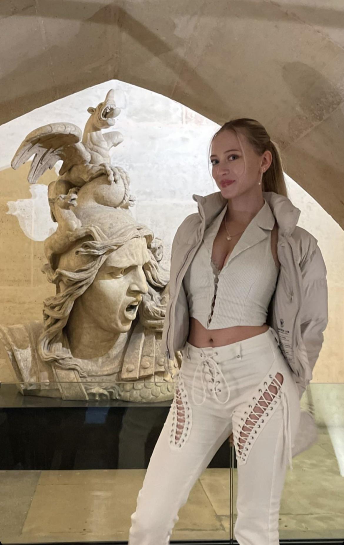 Even the statue likes her butt | Scrolller