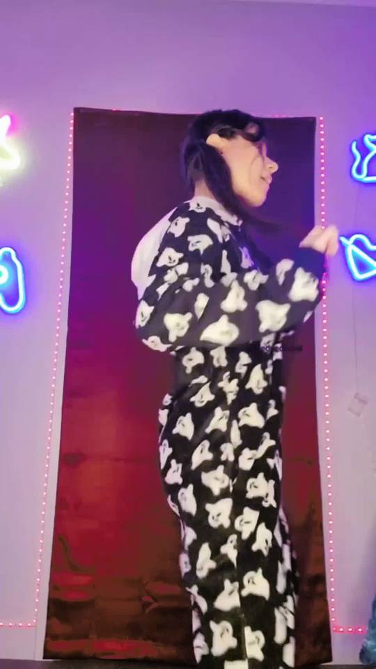 ever wanted a dorky legal chick to chill with | Scrolller