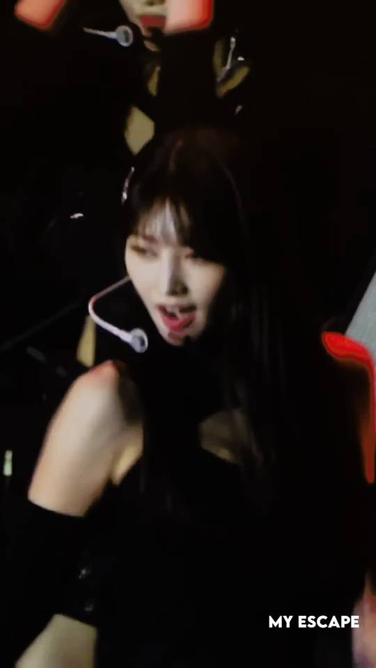 EVERGLOW - Sihyeon | Scrolller