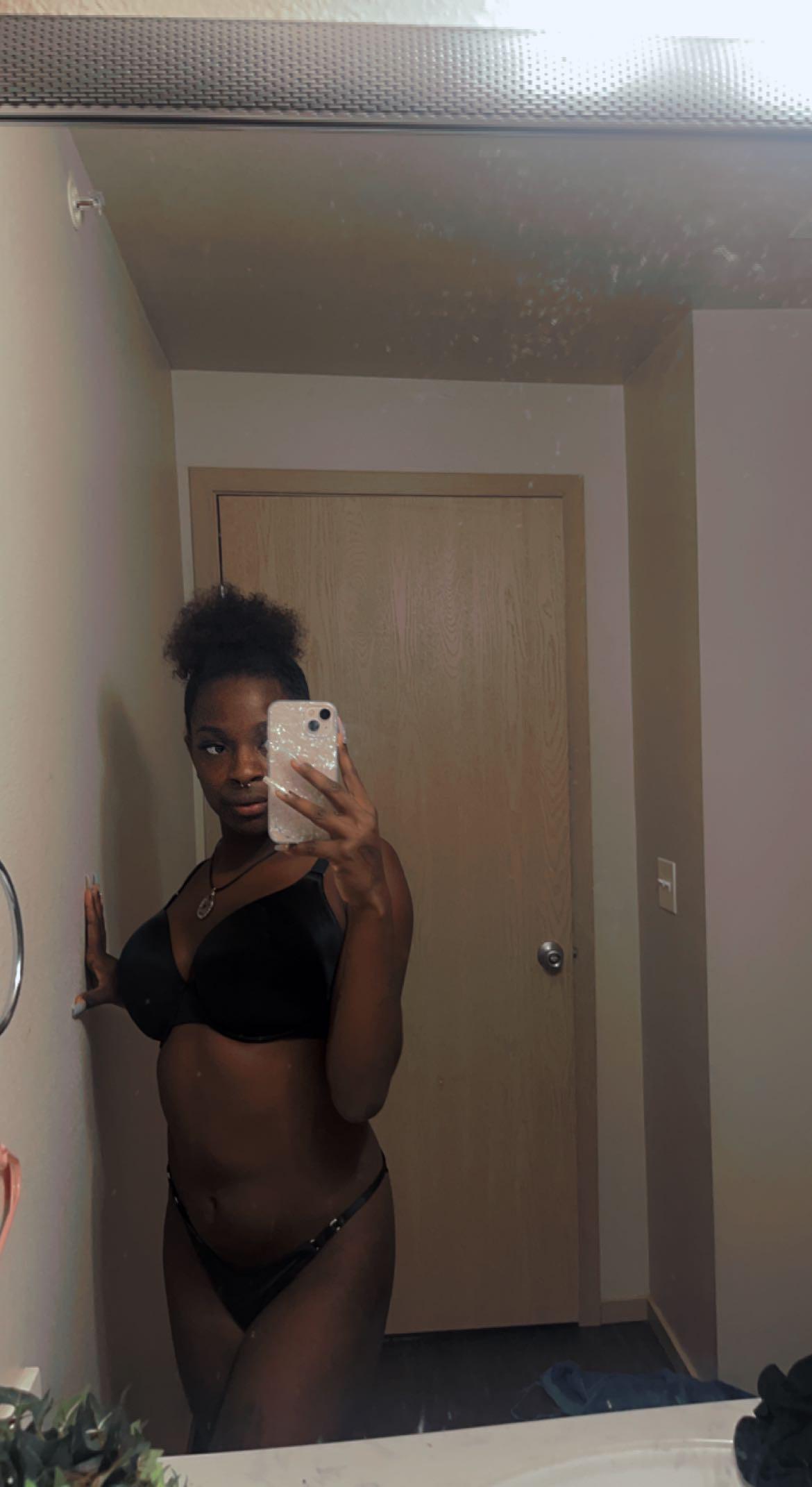 Everything looks good in black 😘 | Scrolller