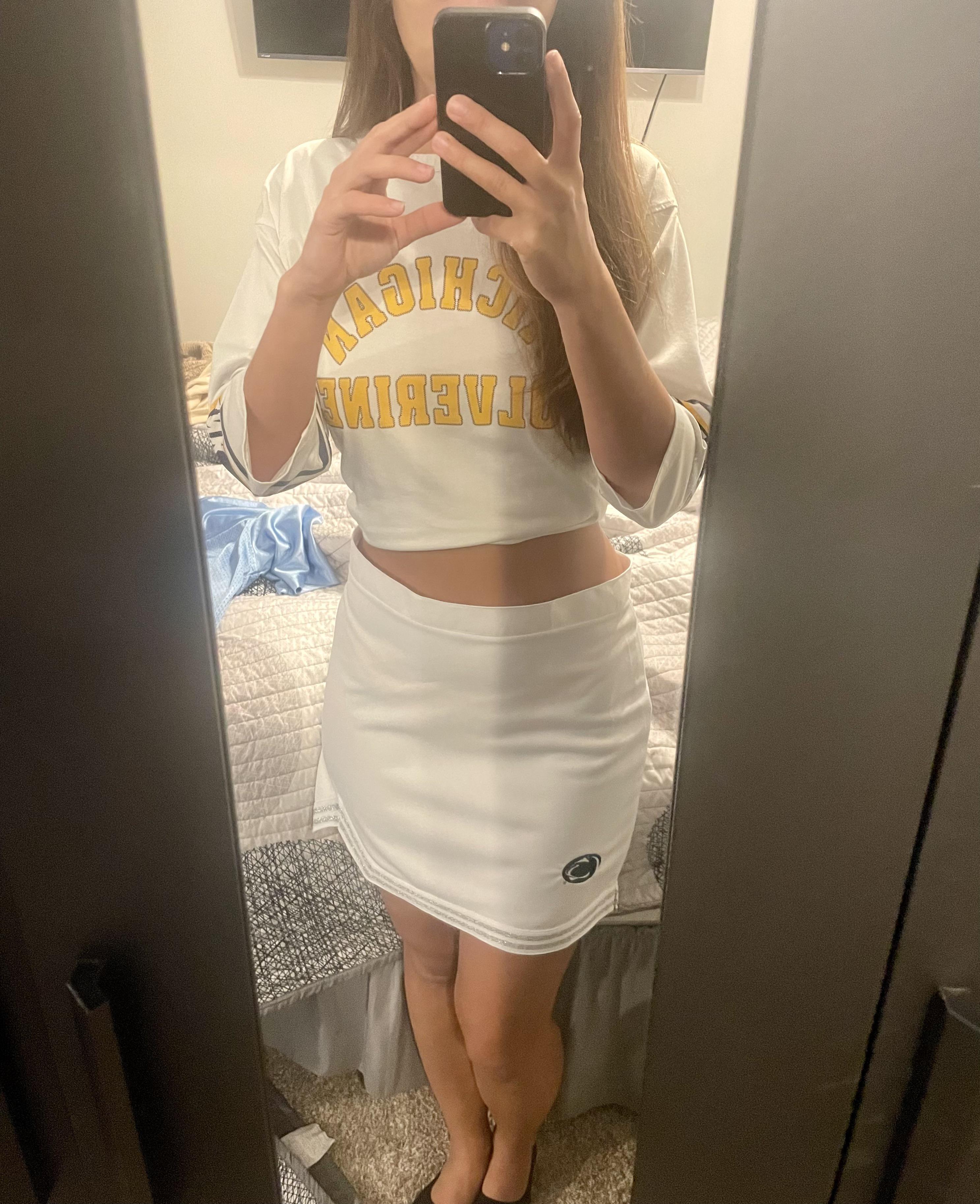 Ex-Penn State Cheerleader made a bet with U of M friend. Who will win? | Scrolller