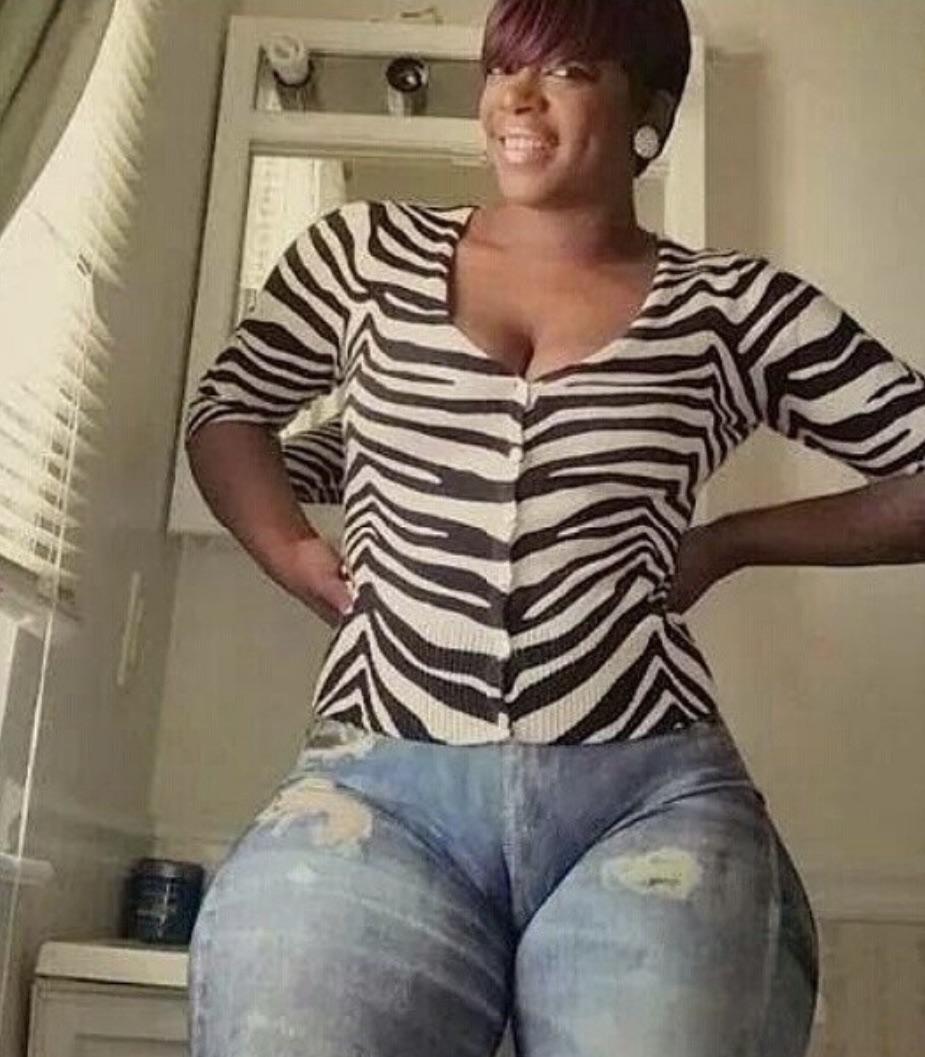 F: huge camel toe 🐫 | Scrolller