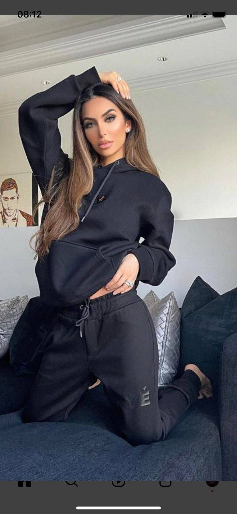 Faryal on her knees 😫 | Scrolller