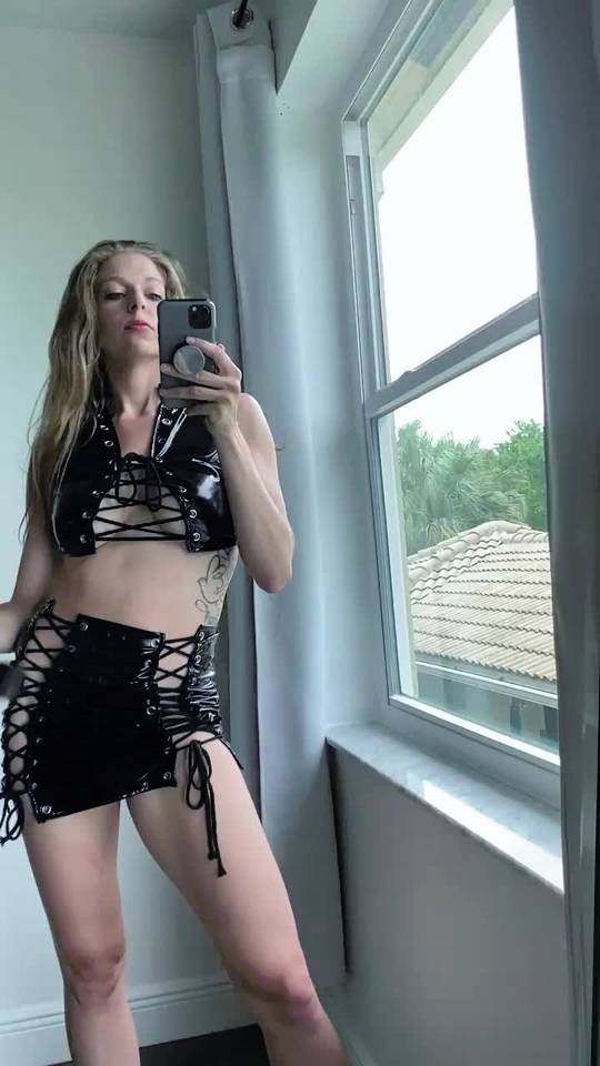 Feeling so hot in this outfit | Scrolller