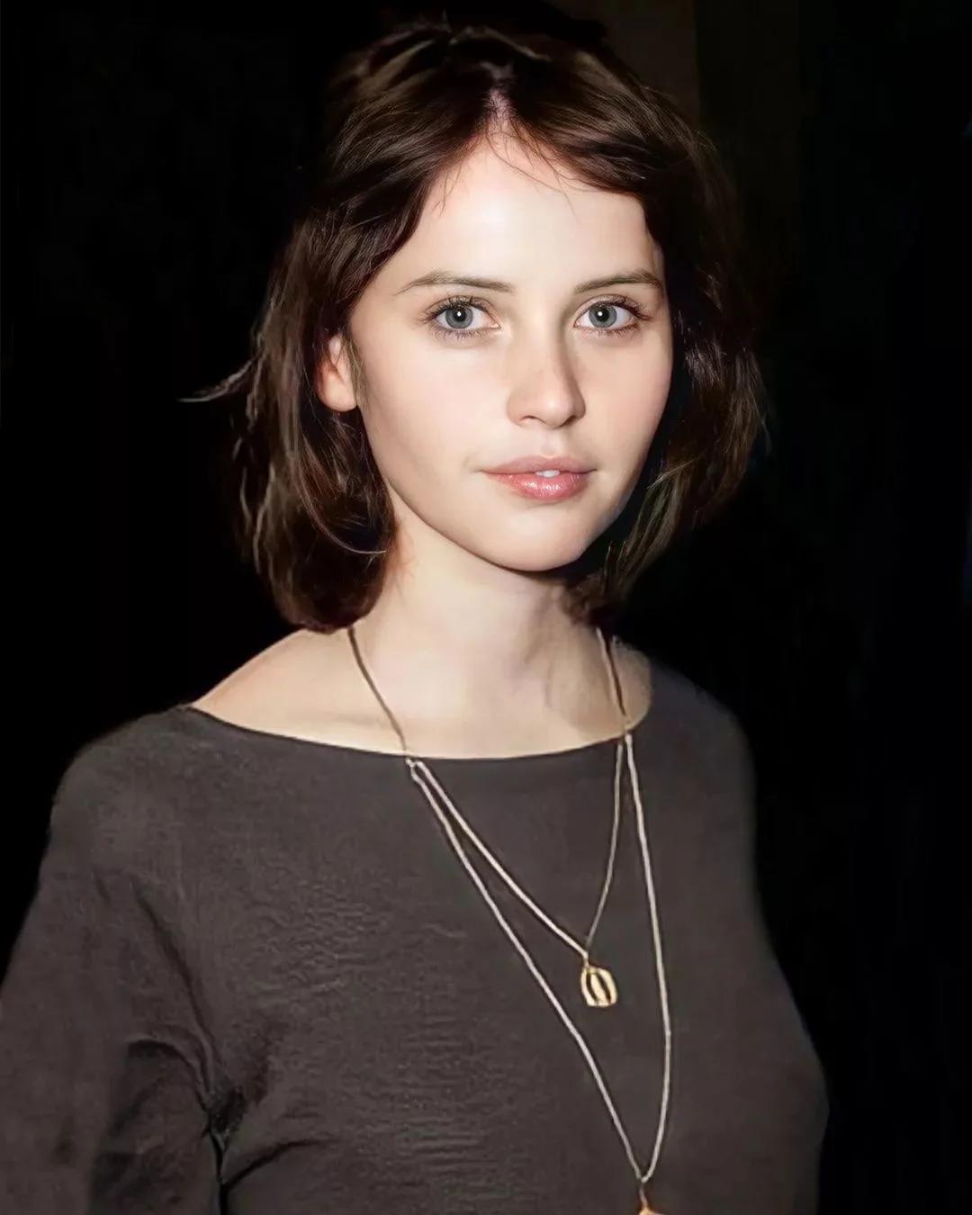 Felicity Jones | Scrolller