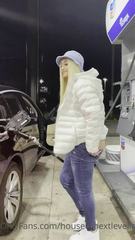 Filling up her tank | Scrolller