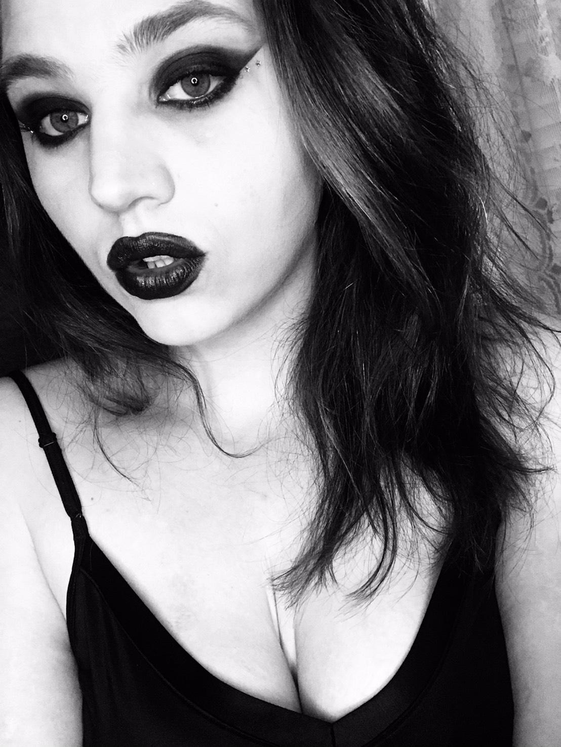 Finally set up a Twitter account guys! Please follow me and say hi! @frankie_xxo | Scrolller