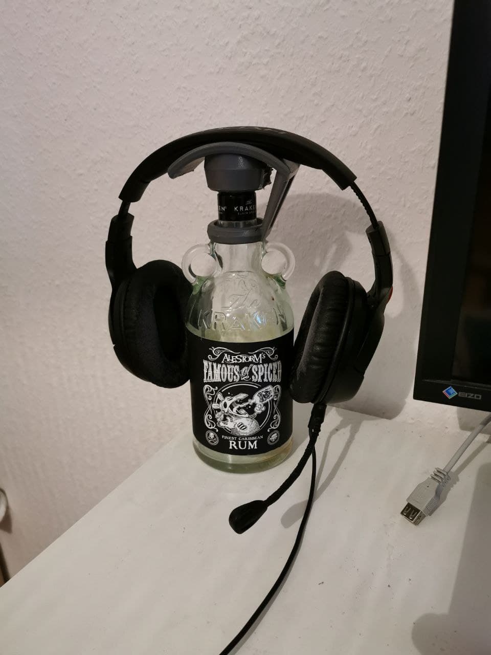 Finished my new headphone stand | Scrolller