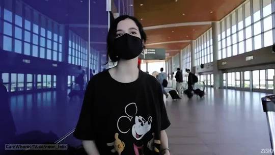 Flashing at the airport | Scrolller