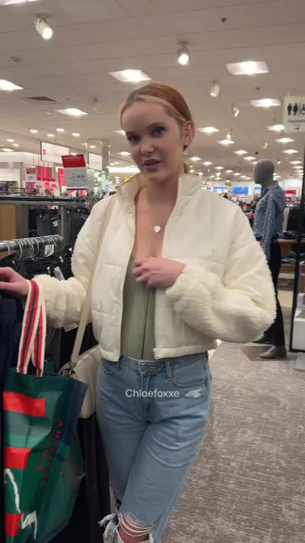 Flashing in a mall during holiday season is so risky… but I love the thrill ;) | Scrolller