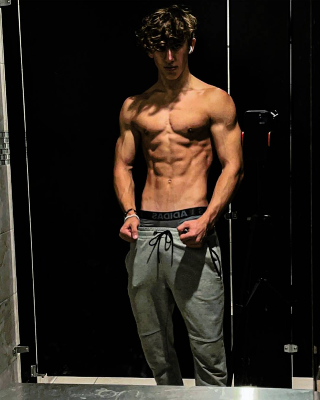 Flexing those abs | Scrolller