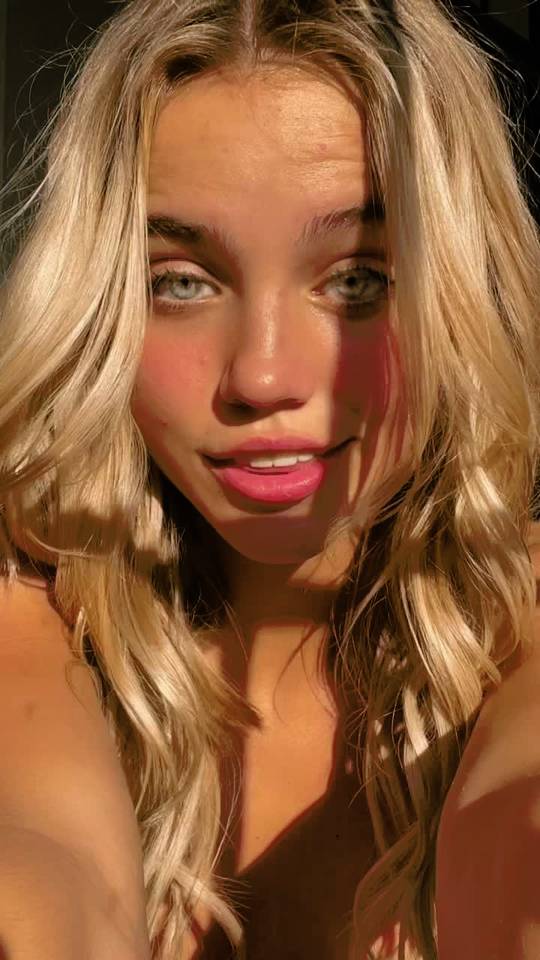 Flower Bikini Babe | Scrolller