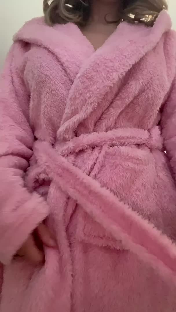 My dressing gown isn’t very flattering until I open it up.. | Scrolller