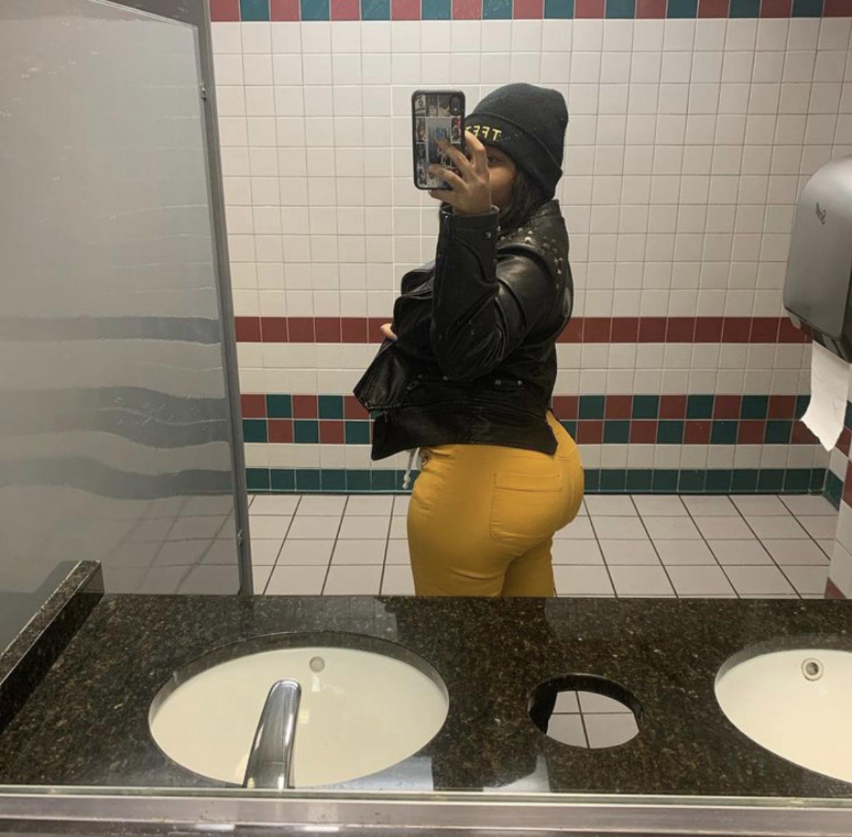 follow me on instagram @bigbootyziana for exclusive content🥰🥰 | Scrolller