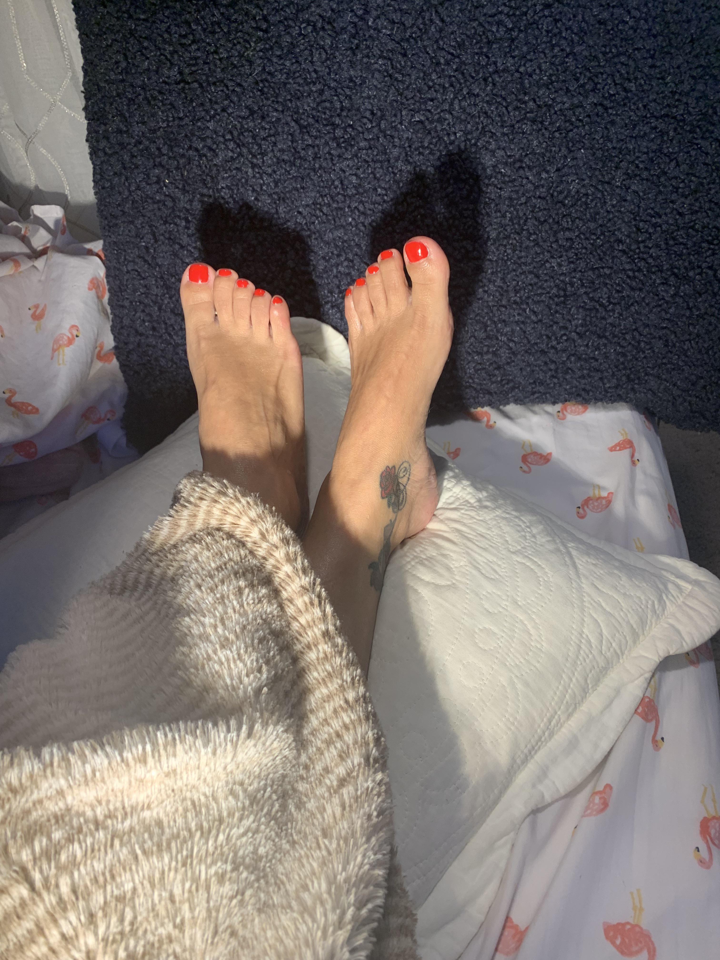 Foot massage please? | Scrolller