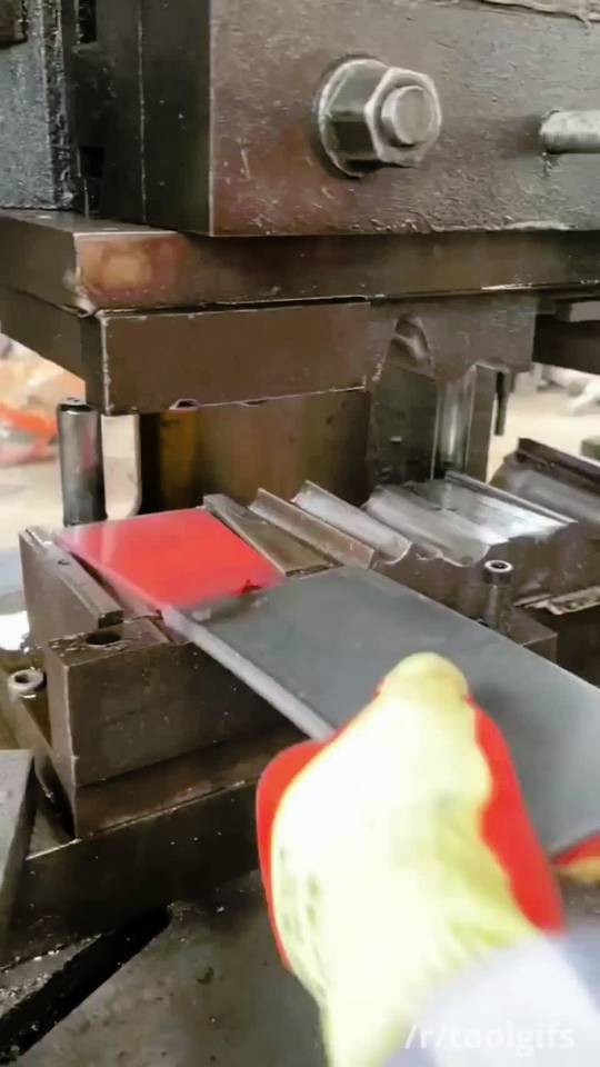 Forming a round cleaver handle | Scrolller