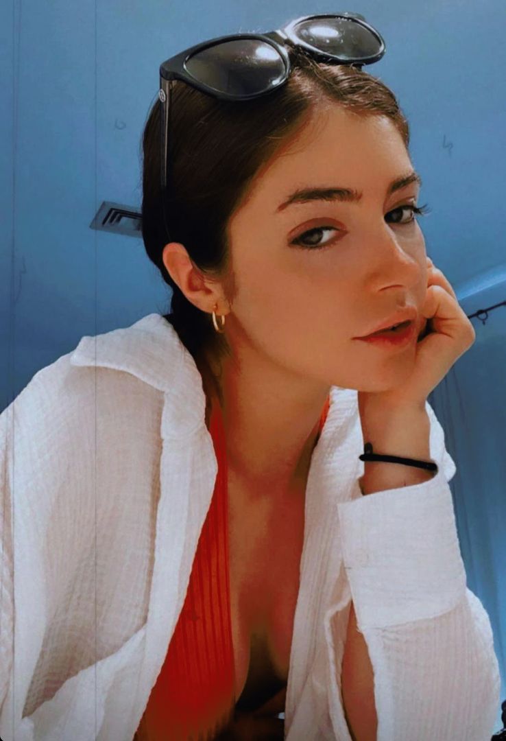 Adjusting her boobs | Scrolller