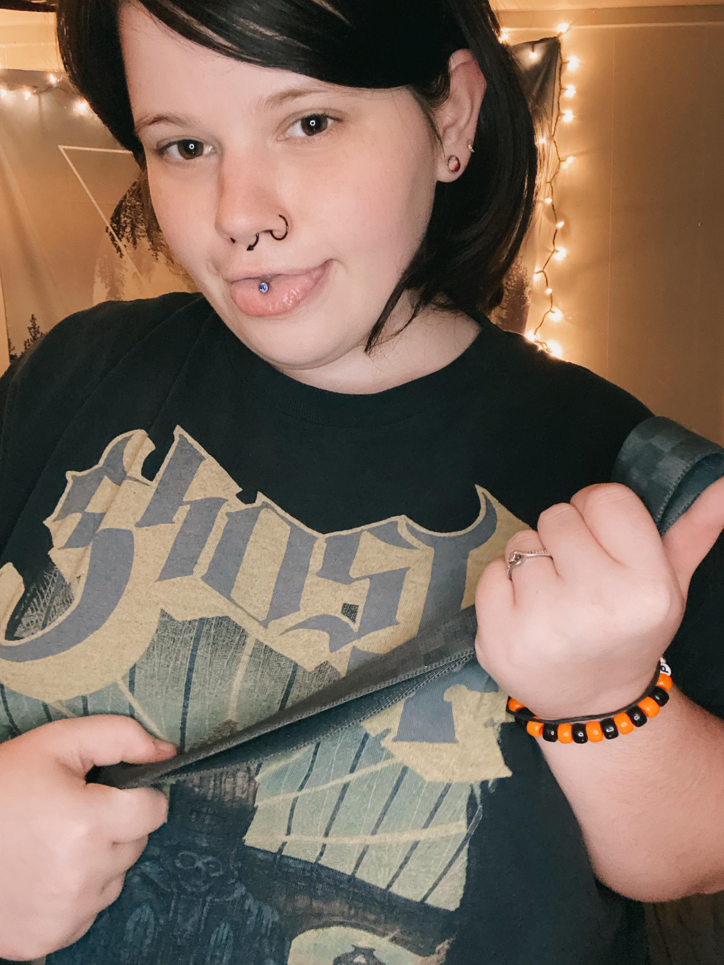 Get down on your hands and knees and worship your princess | Scrolller