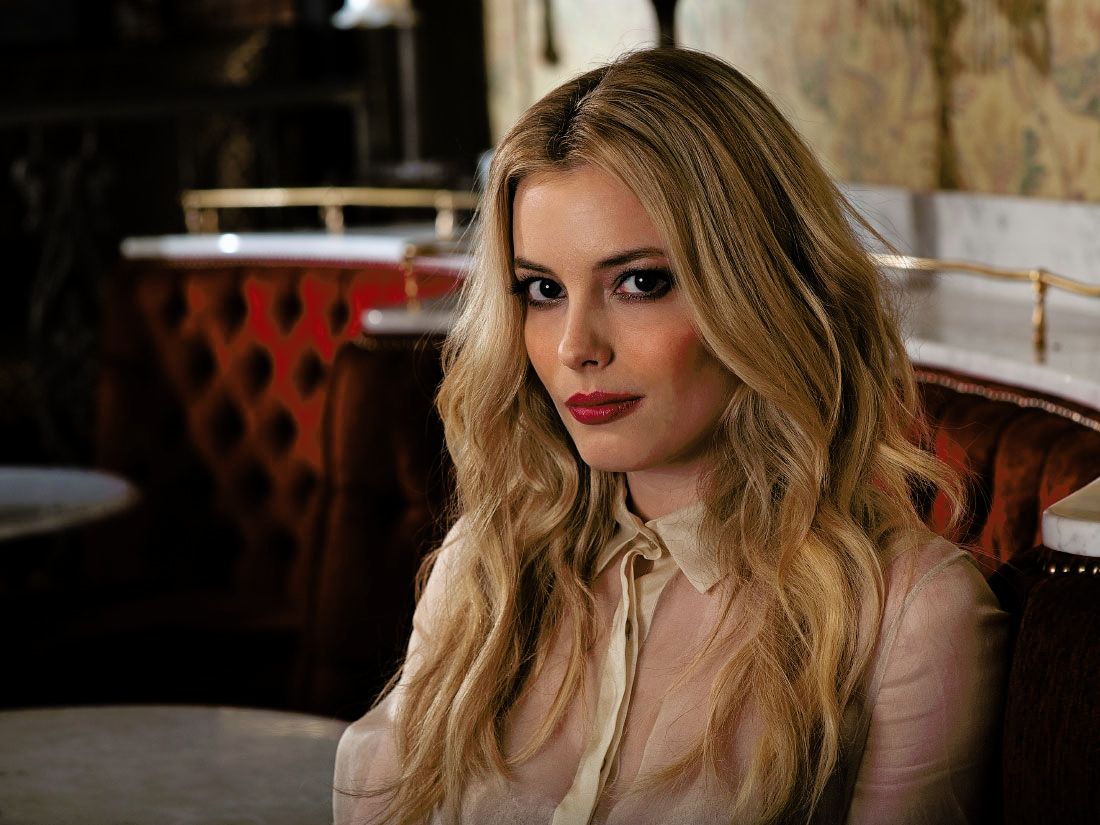 Gillian Jacobs, or also Elyse's doppelgänger, in multiple ways. | Scrolller