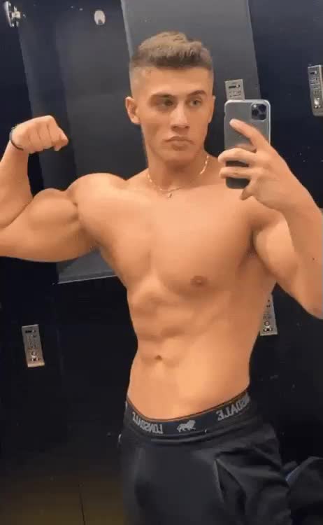 Giving a flex | Scrolller