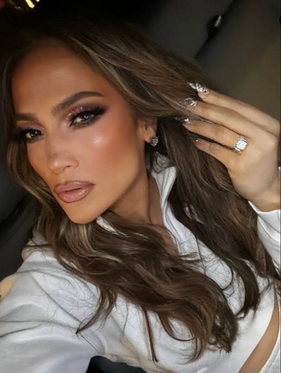 Glamorous JLo | Scrolller