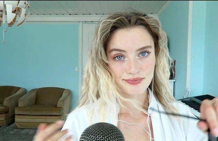 Gloria ASMR | Scrolller