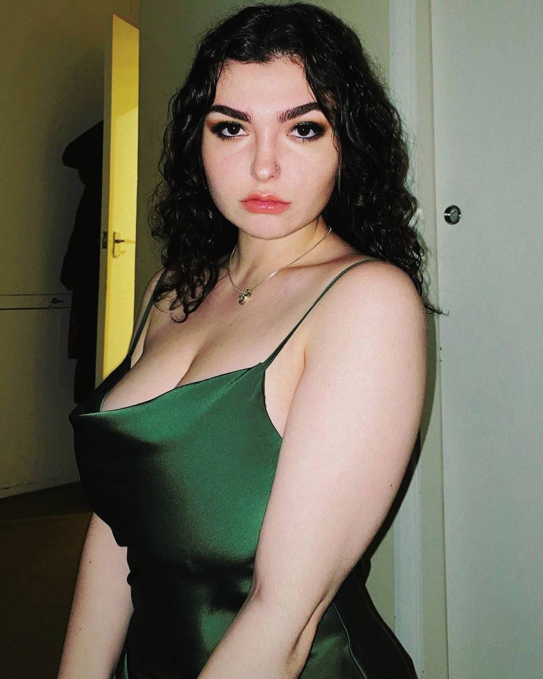 Glossy lips | Scrolller