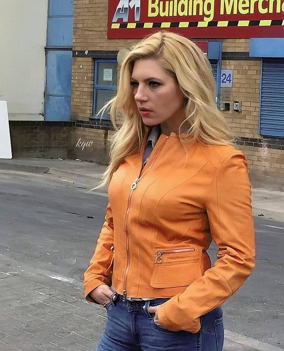 Goddess in orange | Scrolller