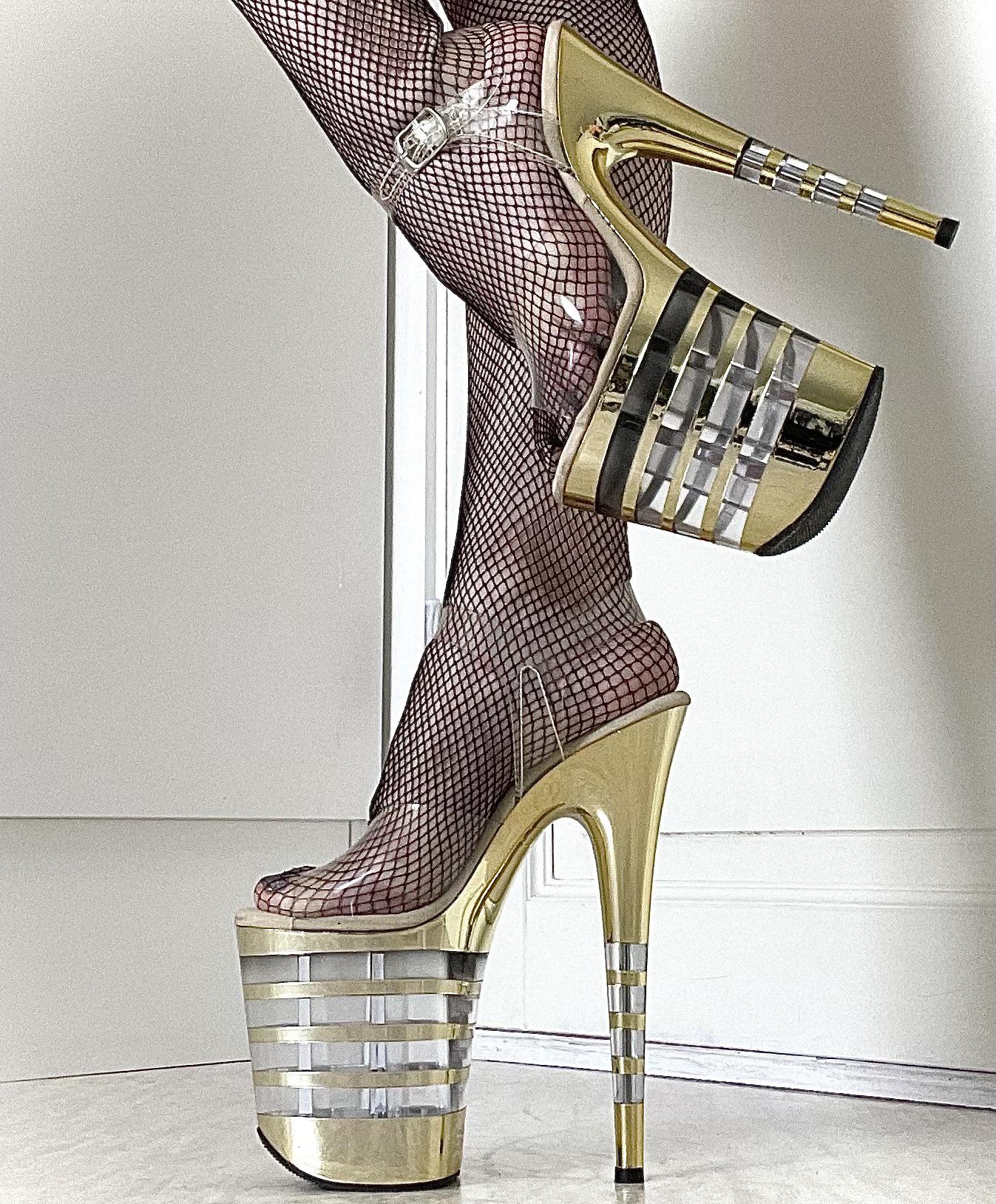 Golden heels | Scrolller