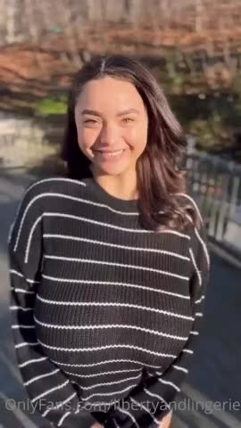 Gorgeous gal with the huge reveal | Scrolller