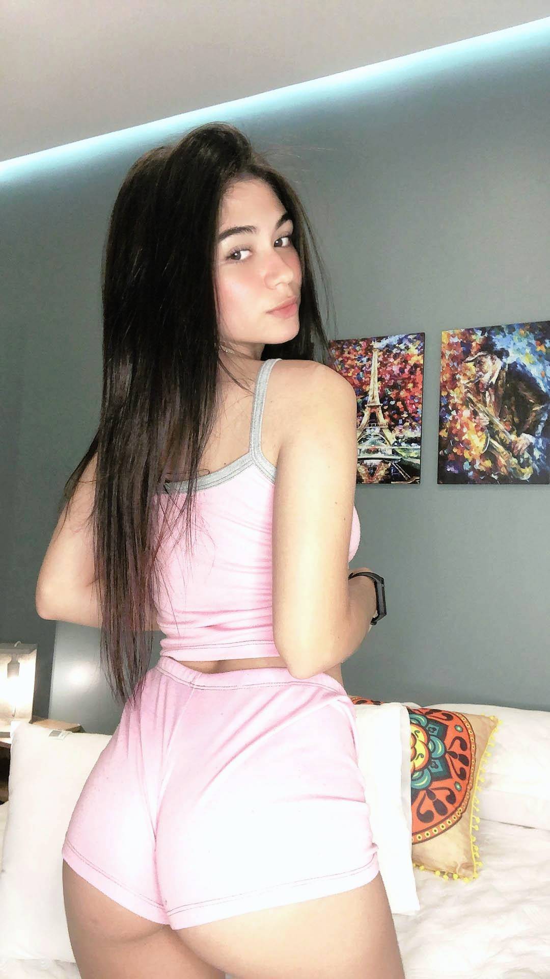 Grab it and squeeze it 🥺🖤🦋 [F]19 | Scrolller