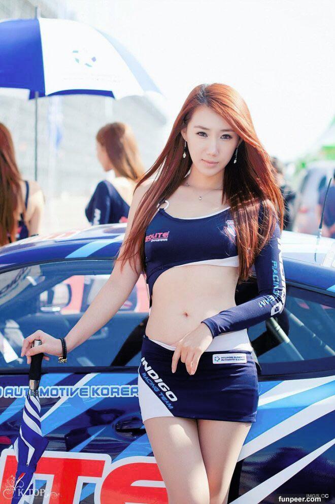 Grid girl with umbrella | Scrolller