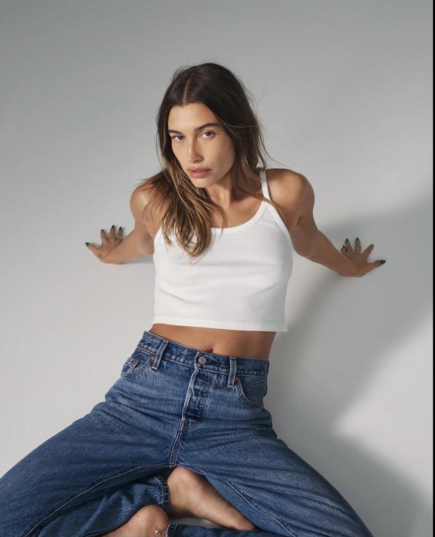 Hailey Bieber Scrolller