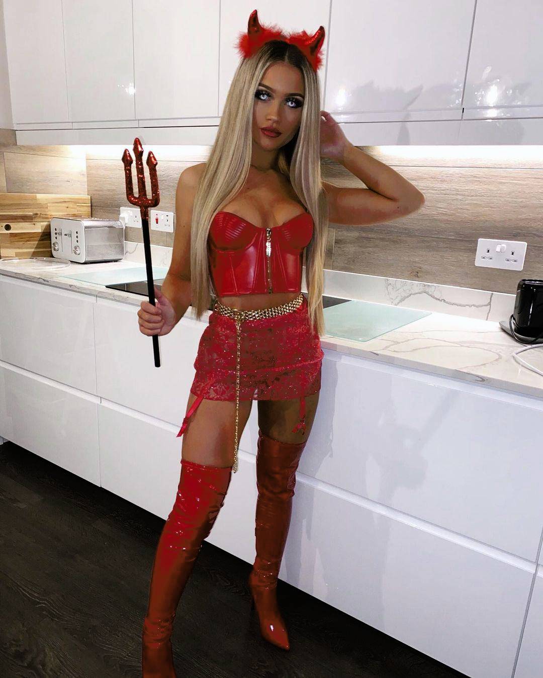 Halloween Holly | Scrolller