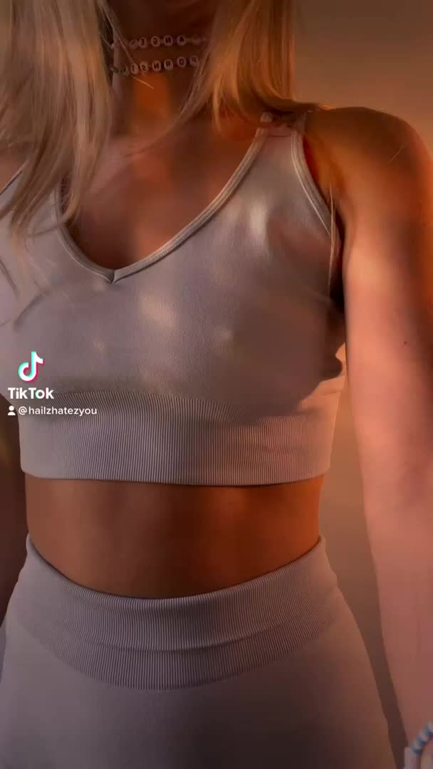 Hands up!😋 | Scrolller