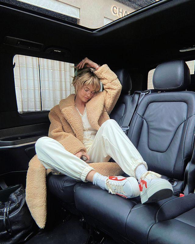 Hanging out in the back of a limo | Scrolller