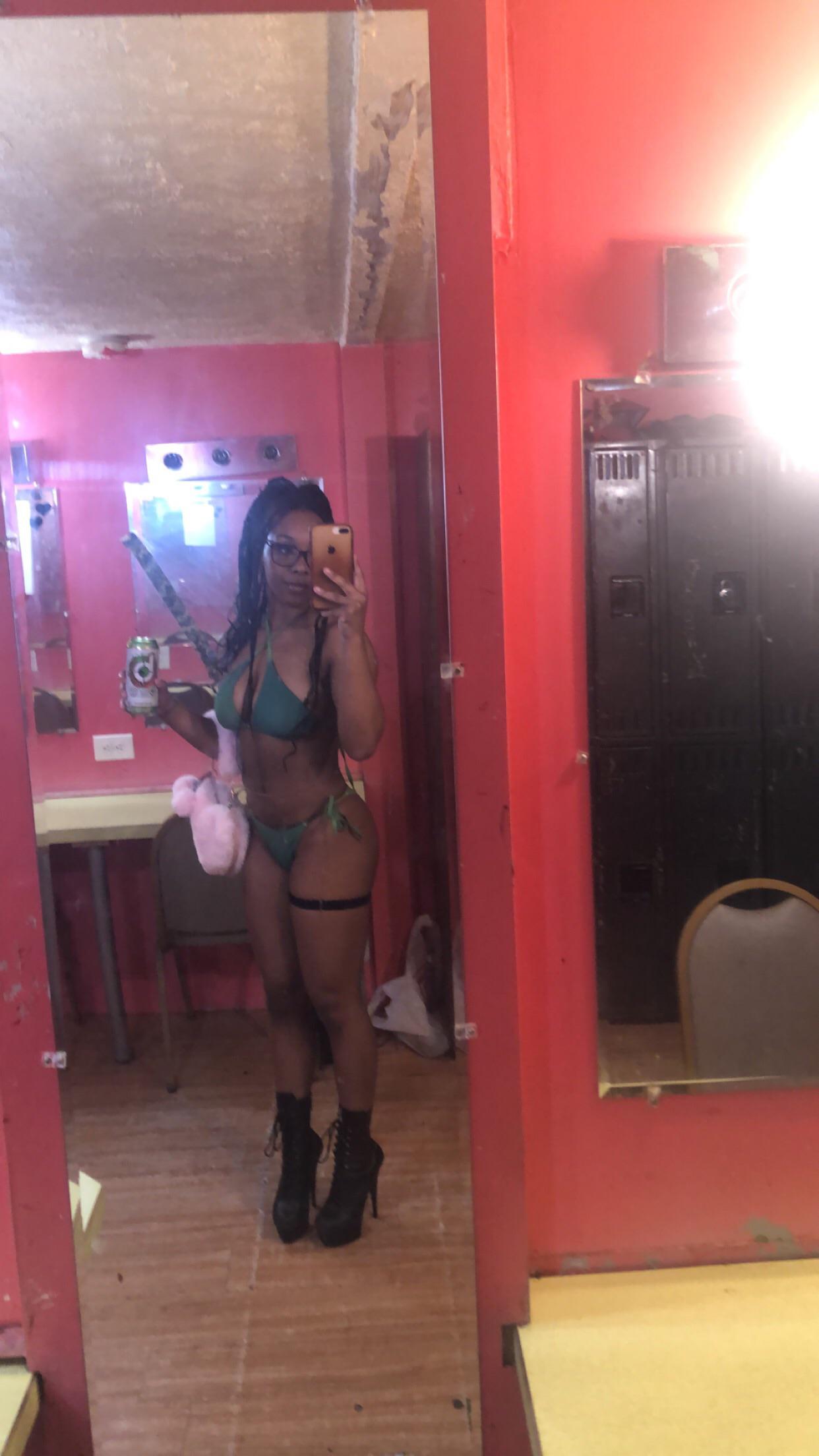 Happy Tuesday, hotties! Make that mf bag 💰 | Scrolller