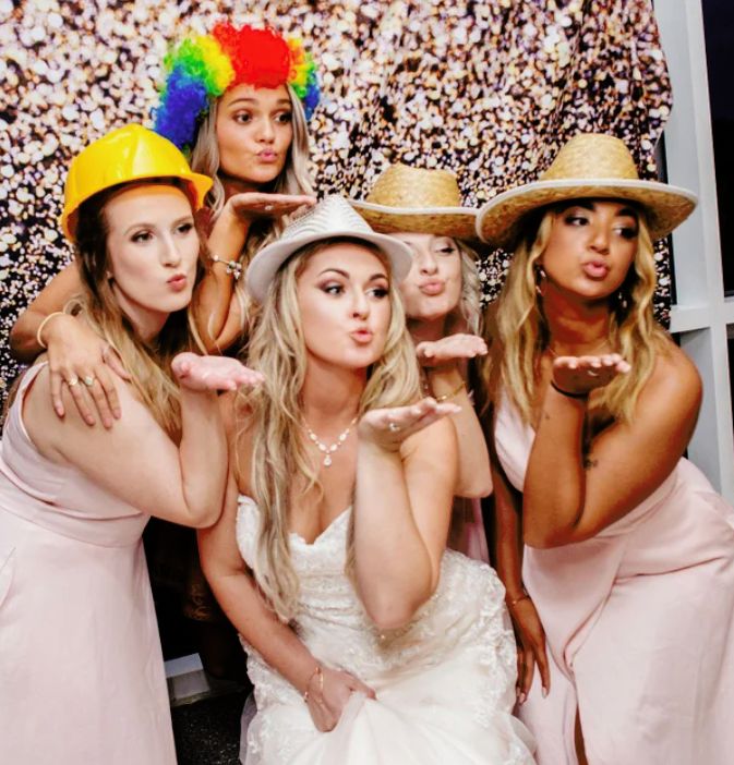 Hats n kisses | Scrolller