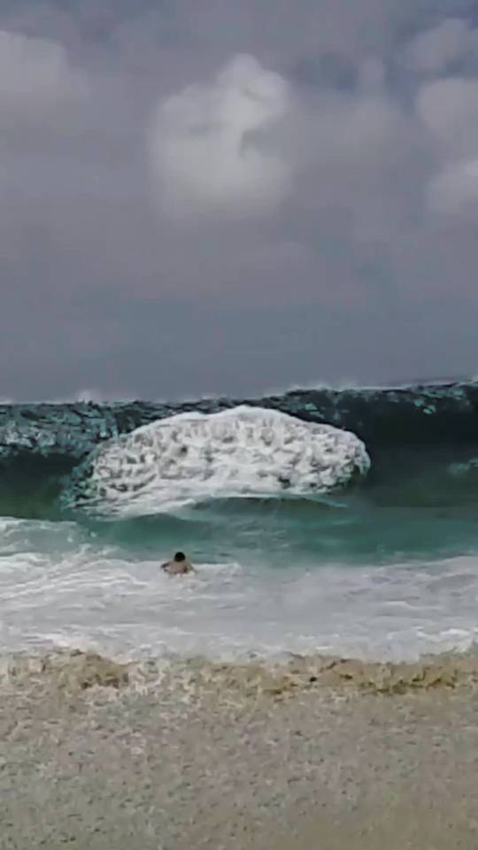 Hawaiian Wave Splashdown | Scrolller