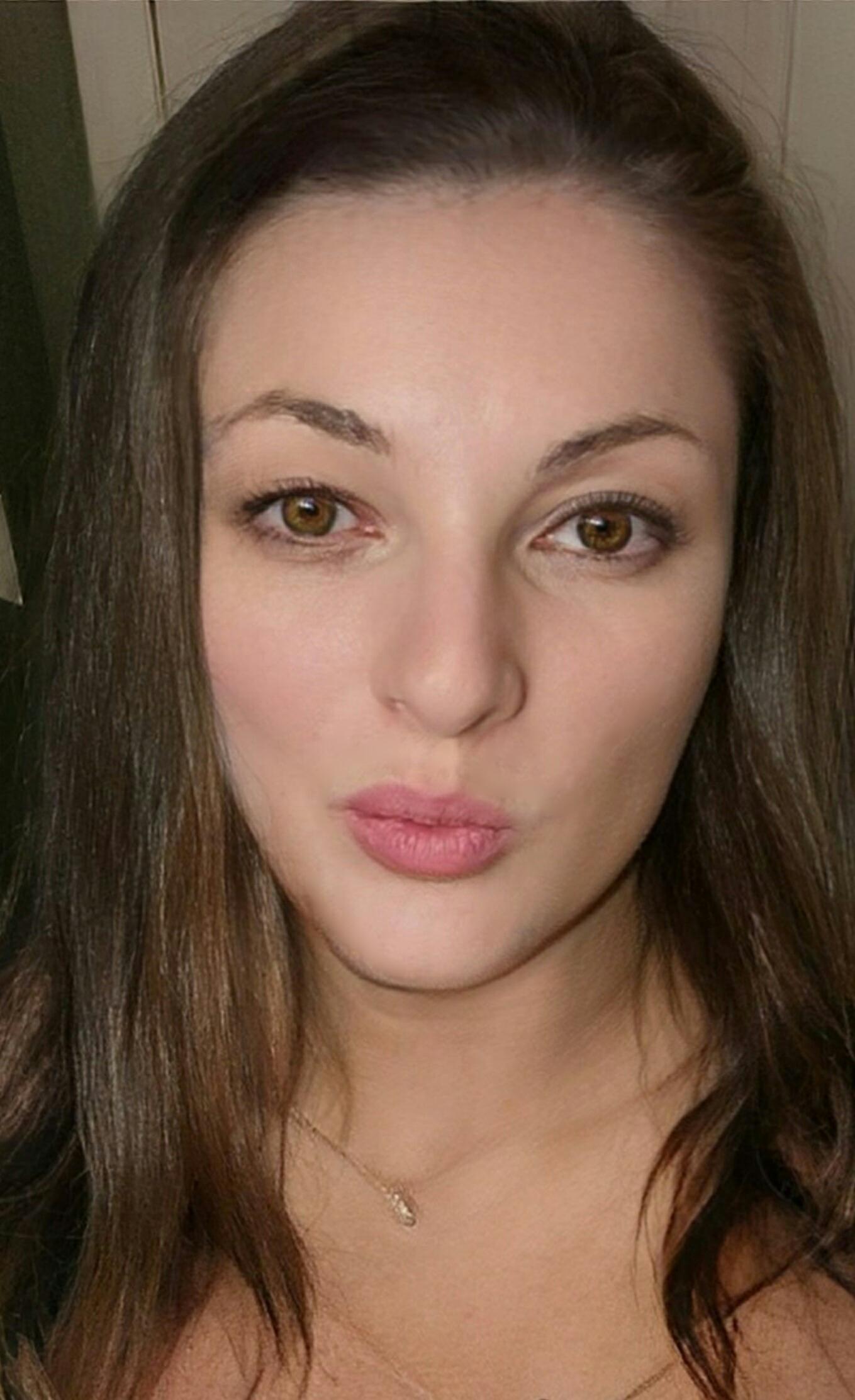 Hello 💋 | Scrolller