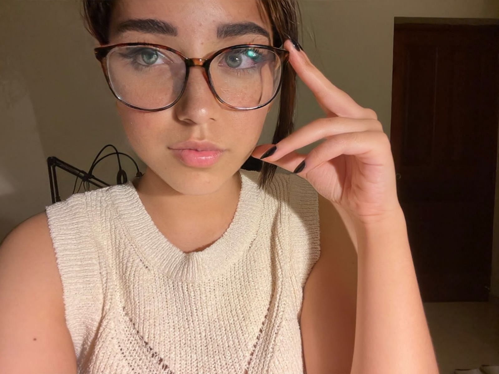 do you like girls with glasses? | Scrolller
